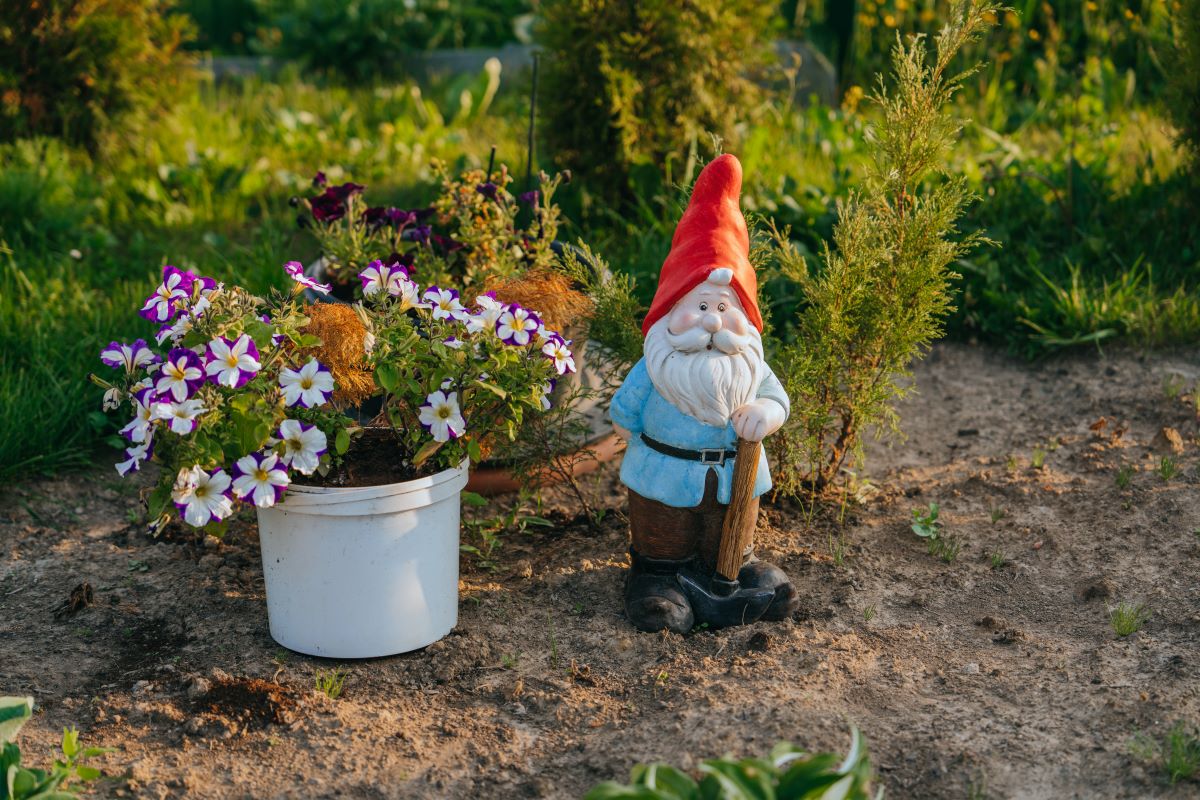 Von klassisch bis modern: Die verschiedenen Stile von Gartenzwergen